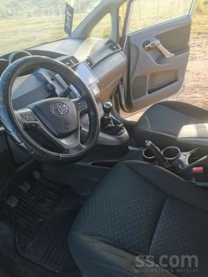 Grey Toyota Verso 2010 in Daugavpils, with an engine capacity of 2.00 L and mileage of 261 thousand km for 5300 €, photo 11 on AUTOMOTO.COM.LV