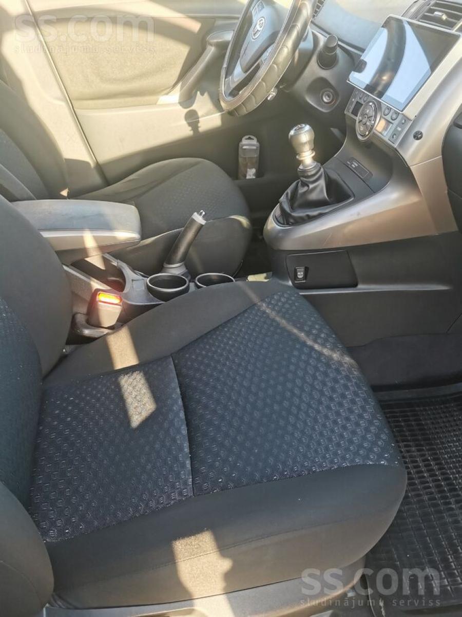 Grey Toyota Verso 2010 in Daugavpils, with an engine capacity of 2.00 L and mileage of 261 thousand km for 5300 €, photo 12 on AUTOMOTO.COM.LV