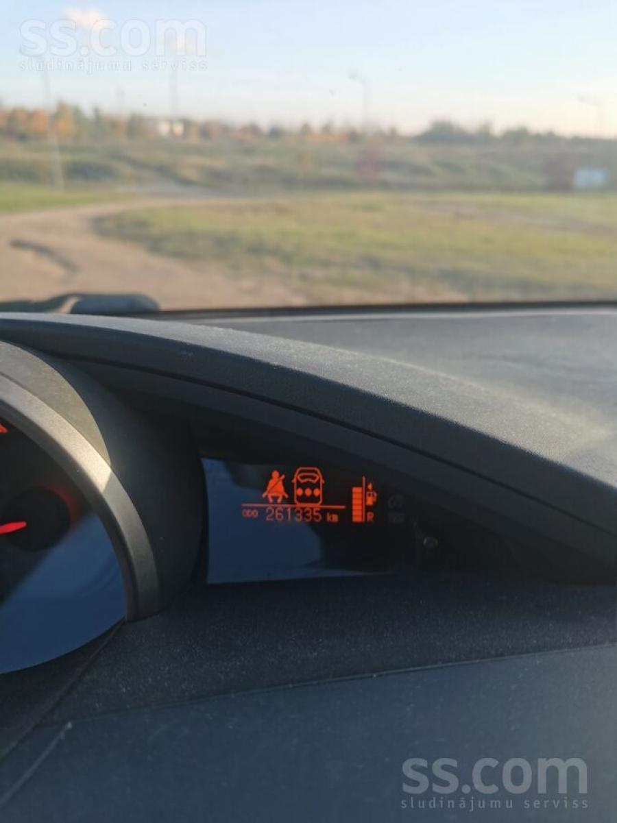 Grey Toyota Verso 2010 in Daugavpils, with an engine capacity of 2.00 L and mileage of 261 thousand km for 5300 €, photo 14 on AUTOMOTO.COM.LV