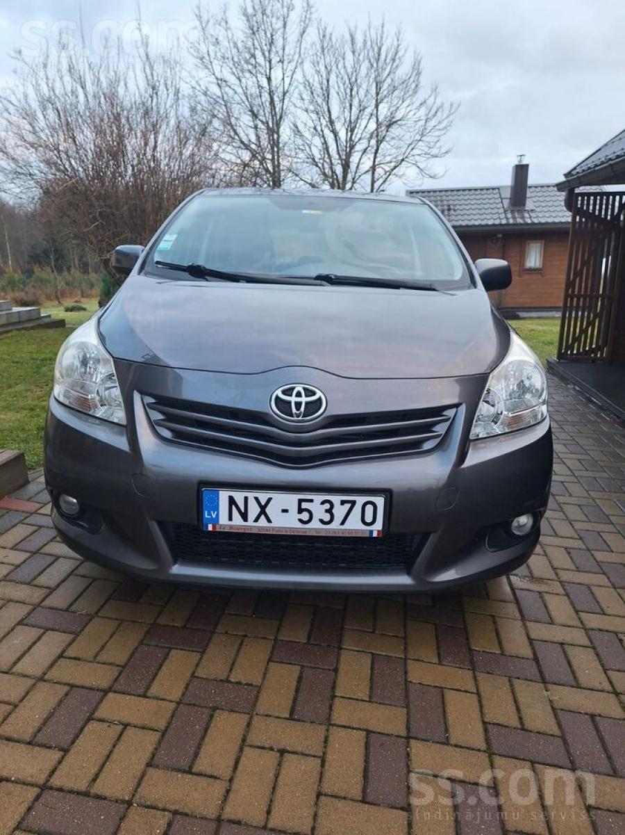 Pelēks Toyota Verso 2011 Rēzekne, ar dzinēja tilpumu 2.00 L un nobraukumu 236 tūkst. km par 5800 €, foto 2 vietnē AUTOMOTO.COM.LV