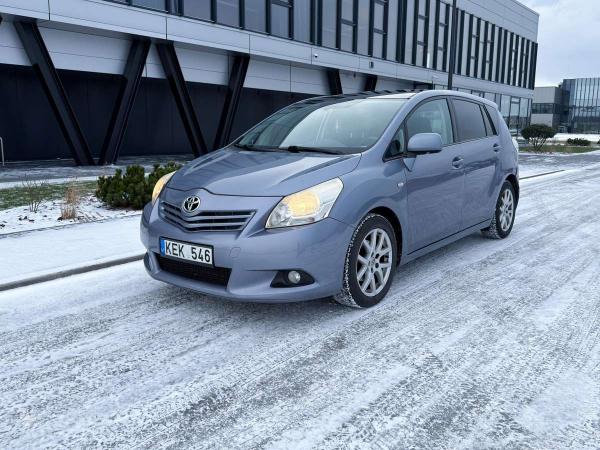 Grey Toyota Verso 2011 in Vilnius, with an engine capacity of 2.00 L and mileage of 243 thousand km for 4100 €, photo 5 on AUTOMOTO.COM.LV