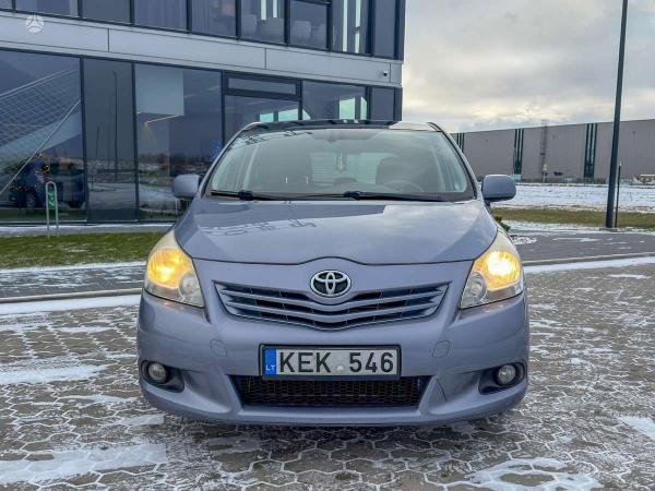 Grey Toyota Verso 2011 in Vilnius, with an engine capacity of 2.00 L and mileage of 243 thousand km for 4100 €, photo 7 on AUTOMOTO.COM.LV