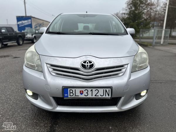 Grey Toyota Verso 2011 in Marijampole, with an engine capacity of 2.20 L and mileage of 264 thousand km for 3100 €, photo 2 on AUTOMOTO.COM.LV