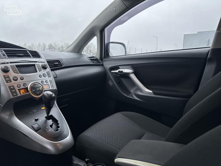 Grey Toyota Verso 2011 in Marijampole, with an engine capacity of 2.20 L and mileage of 264 thousand km for 3100 €, photo 12 on AUTOMOTO.COM.LV
