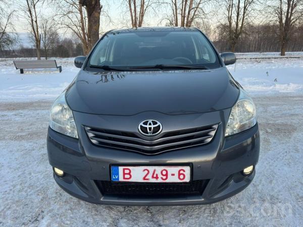 Grey Toyota Verso 2011 in Ogre, with an engine capacity of 1.80 L and mileage of 196 thousand km for 6980 €, photo 2 on AUTOMOTO.COM.LV