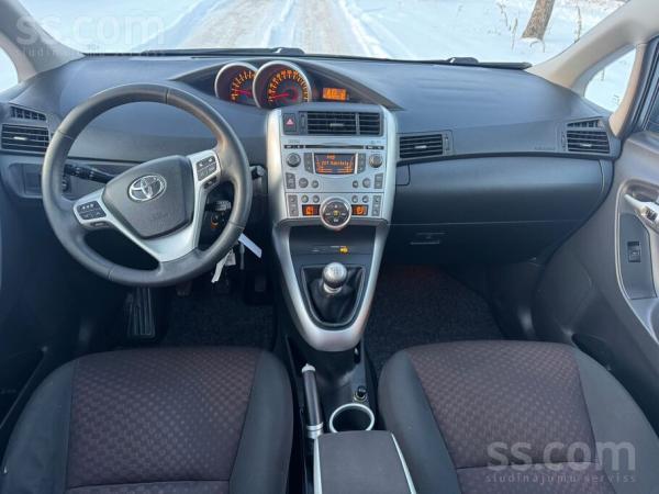 Grey Toyota Verso 2011 in Ogre, with an engine capacity of 1.80 L and mileage of 196 thousand km for 6980 €, photo 10 on AUTOMOTO.COM.LV