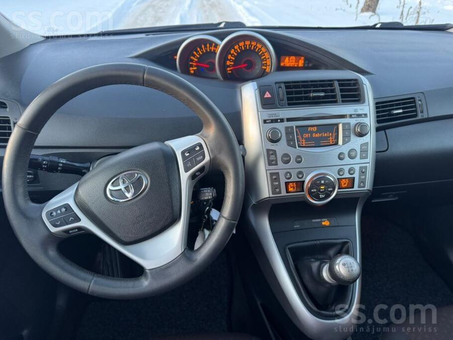 Grey Toyota Verso 2011 in Ogre, with an engine capacity of 1.80 L and mileage of 196 thousand km for 6980 €, photo 13 on AUTOMOTO.COM.LV