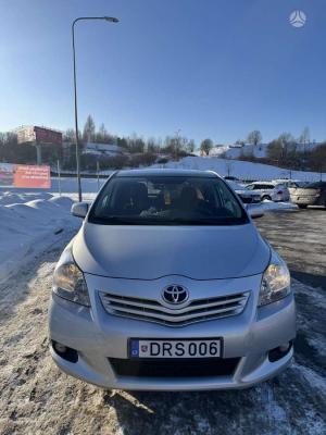 Pelēks Toyota Verso 2011 Viļņa, ar dzinēja tilpumu 2.00 L un nobraukumu 240 tūkst. km par 4500 €, foto  vietnē AUTOMOTO.COM.LV