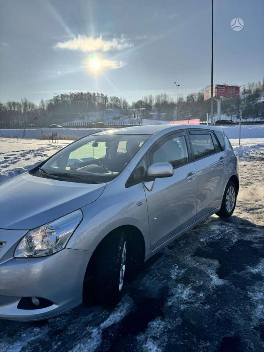 Pelēks Toyota Verso 2011 Viļņa, ar dzinēja tilpumu 2.00 L un nobraukumu 240 tūkst. km par 4500 €, foto 2 vietnē AUTOMOTO.COM.LV