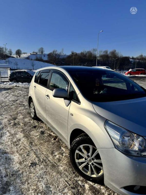 Pelēks Toyota Verso 2011 Viļņa, ar dzinēja tilpumu 2.00 L un nobraukumu 240 tūkst. km par 4500 €, foto 3 vietnē AUTOMOTO.COM.LV