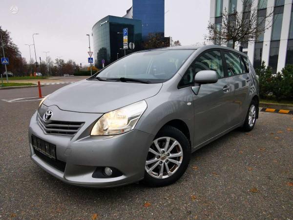 Grey Toyota Verso 2011 in Vilnius, with an engine capacity of 1.80 L and mileage of 211 thousand km for 6499 €, photo 4 on AUTOMOTO.COM.LV