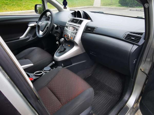 Pelēks Toyota Verso 2011 Viļņa, ar dzinēja tilpumu 1.80 L un nobraukumu 211 tūkst. km par 6499 €, foto 11 vietnē AUTOMOTO.COM.LV