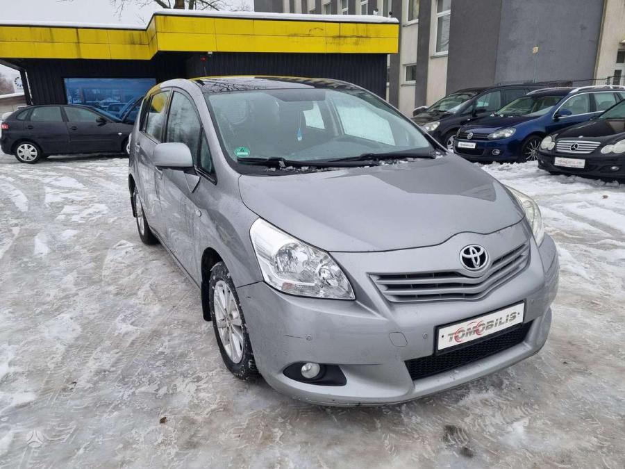 Pelēks Toyota Verso 2011 Kauņa, ar dzinēja tilpumu 2.00 L un nobraukumu 307 tūkst. km par 3450 €, foto 1 vietnē AUTOMOTO.COM.LV