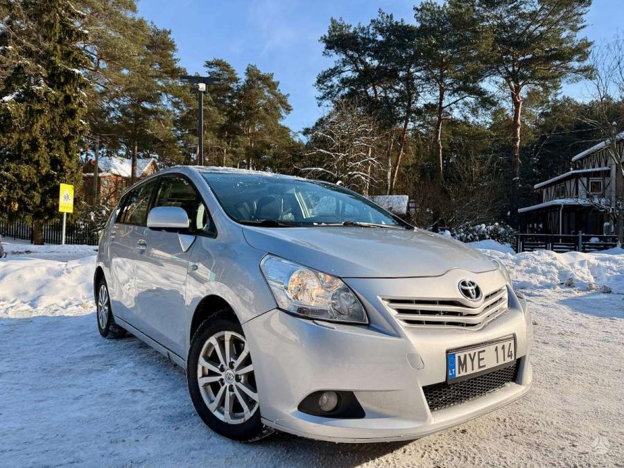 Pelēks Toyota Verso 2011 Kauņa, ar dzinēja tilpumu 2.00 L un nobraukumu 276 tūkst. km par 3600 €, foto 1 vietnē AUTOMOTO.COM.LV