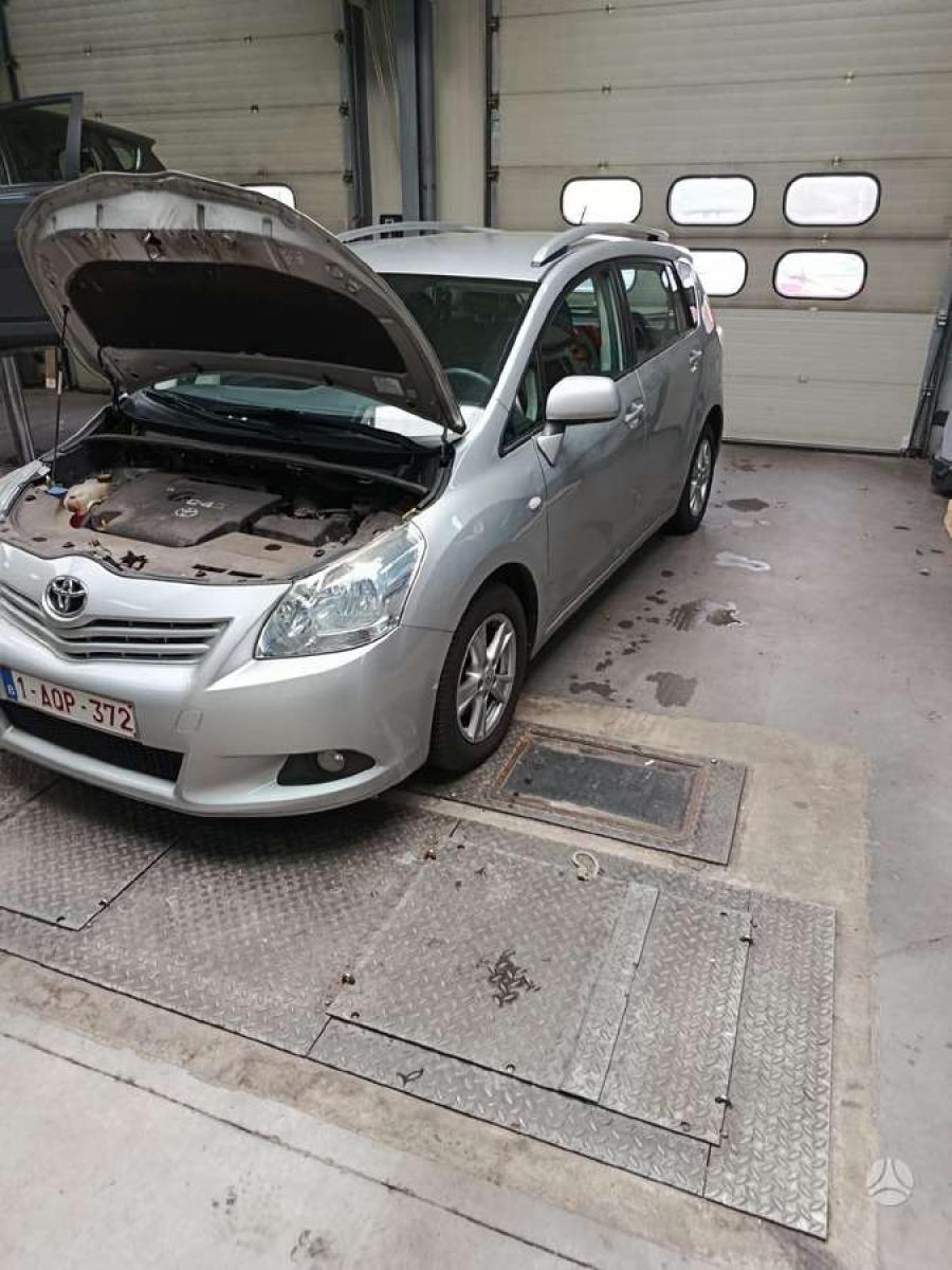Pelēks Toyota Verso 2011 Šauļi, ar dzinēja tilpumu 2.00 L un nobraukumu 142 tūkst. km par 4900 €, foto 1 vietnē AUTOMOTO.COM.LV