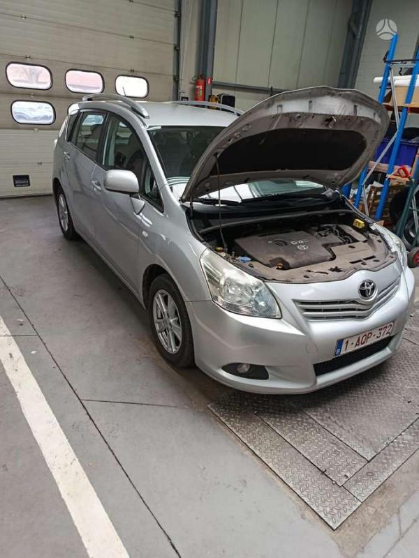 Grey Toyota Verso 2011 in Siauliai, with an engine capacity of 2.00 L and mileage of 142 thousand km for 4900 €, photo 3 on AUTOMOTO.COM.LV