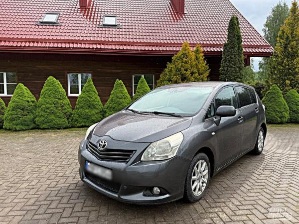 Grey Toyota Verso 2011 in Kaunas, with an engine capacity of 2.00 L and mileage of 263 thousand km for 4200 €, photo 1 on AUTOMOTO.COM.LV