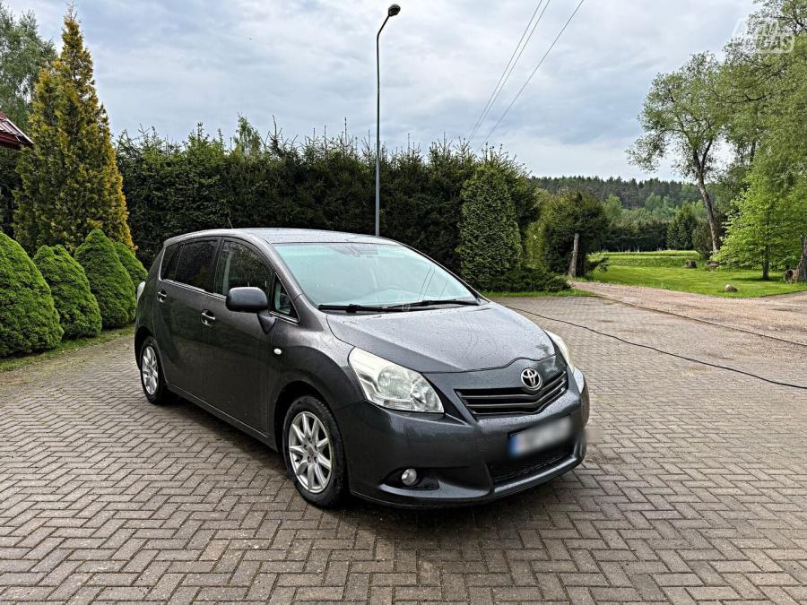 Grey Toyota Verso 2011 in Kaunas, with an engine capacity of 2.00 L and mileage of 263 thousand km for 4200 €, photo 3 on AUTOMOTO.COM.LV