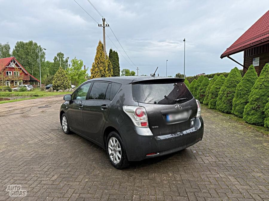 Grey Toyota Verso 2011 in Kaunas, with an engine capacity of 2.00 L and mileage of 263 thousand km for 4200 €, photo 4 on AUTOMOTO.COM.LV