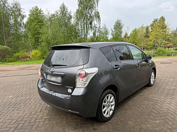Grey Toyota Verso 2011 in Kaunas, with an engine capacity of 2.00 L and mileage of 263 thousand km for 4200 €, photo 4 on AUTOMOTO.COM.LV
