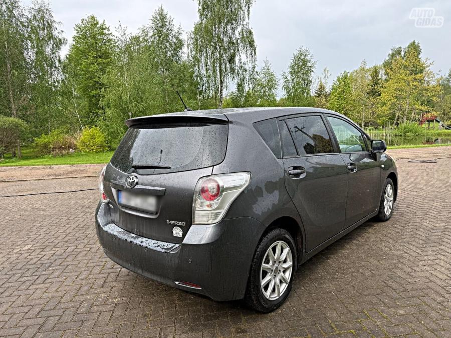 Grey Toyota Verso 2011 in Kaunas, with an engine capacity of 2.00 L and mileage of 263 thousand km for 4200 €, photo 5 on AUTOMOTO.COM.LV