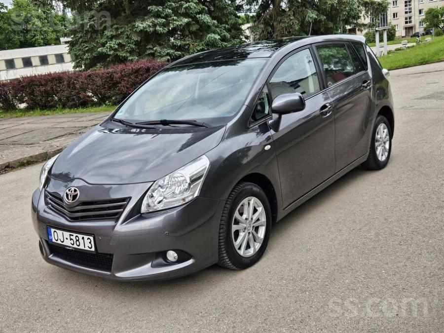 Grey Toyota Verso 2011 in Jekabpils, with an engine capacity of 2.00 L and mileage of 245 thousand km for 5490 €, photo 1 on AUTOMOTO.COM.LV