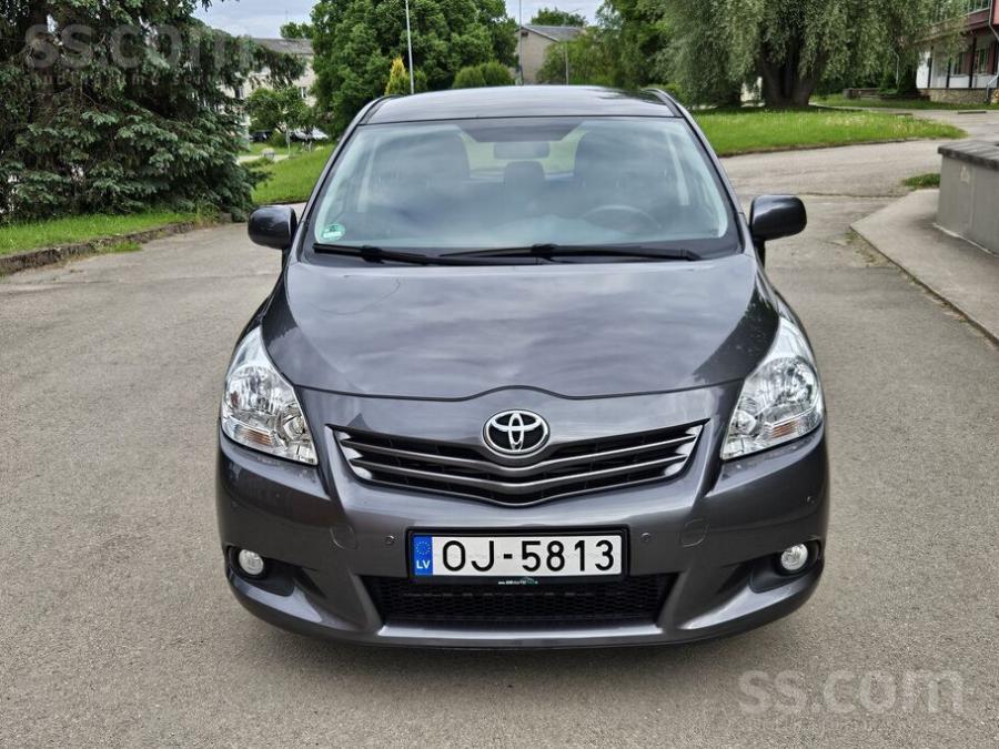 Grey Toyota Verso 2011 in Jekabpils, with an engine capacity of 2.00 L and mileage of 245 thousand km for 5490 €, photo 4 on AUTOMOTO.COM.LV