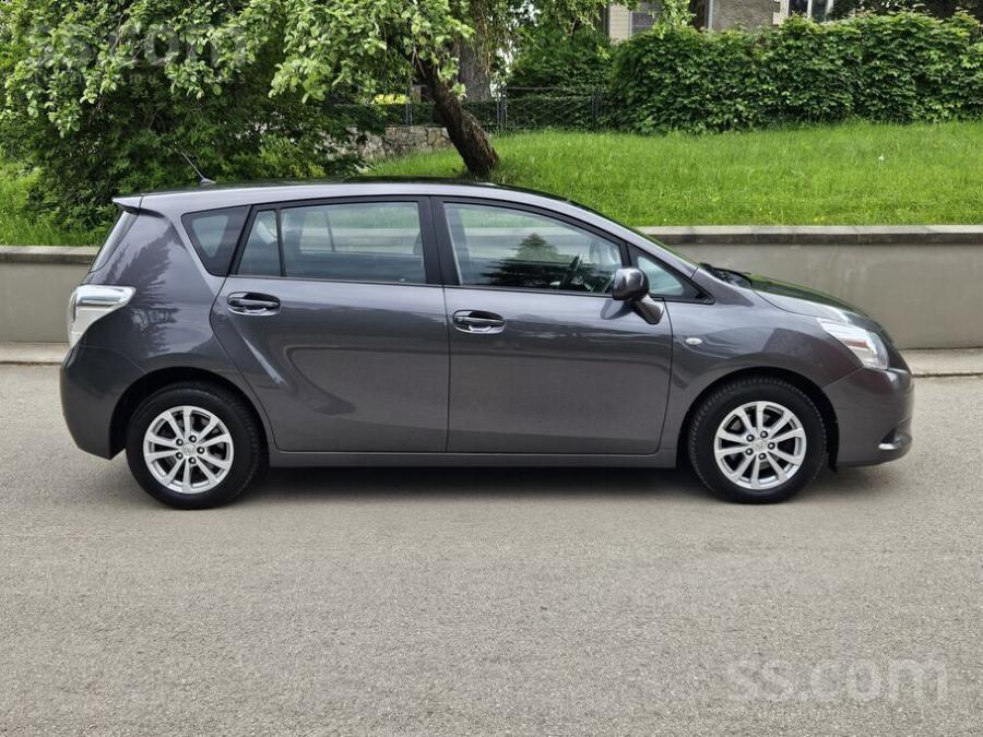 Grey Toyota Verso 2011 in Jekabpils, with an engine capacity of 2.00 L and mileage of 245 thousand km for 5490 €, photo 6 on AUTOMOTO.COM.LV