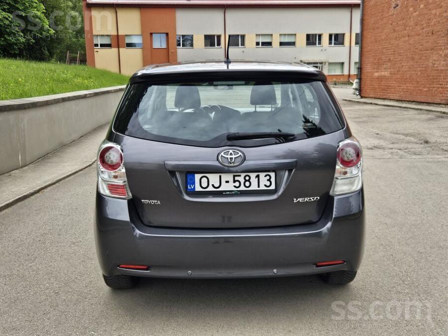 Grey Toyota Verso 2011 in Jekabpils, with an engine capacity of 2.00 L and mileage of 245 thousand km for 5490 €, photo 9 on AUTOMOTO.COM.LV
