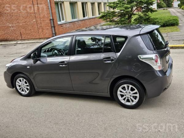 Grey Toyota Verso 2011 in Jekabpils, with an engine capacity of 2.00 L and mileage of 245 thousand km for 5490 €, photo 10 on AUTOMOTO.COM.LV