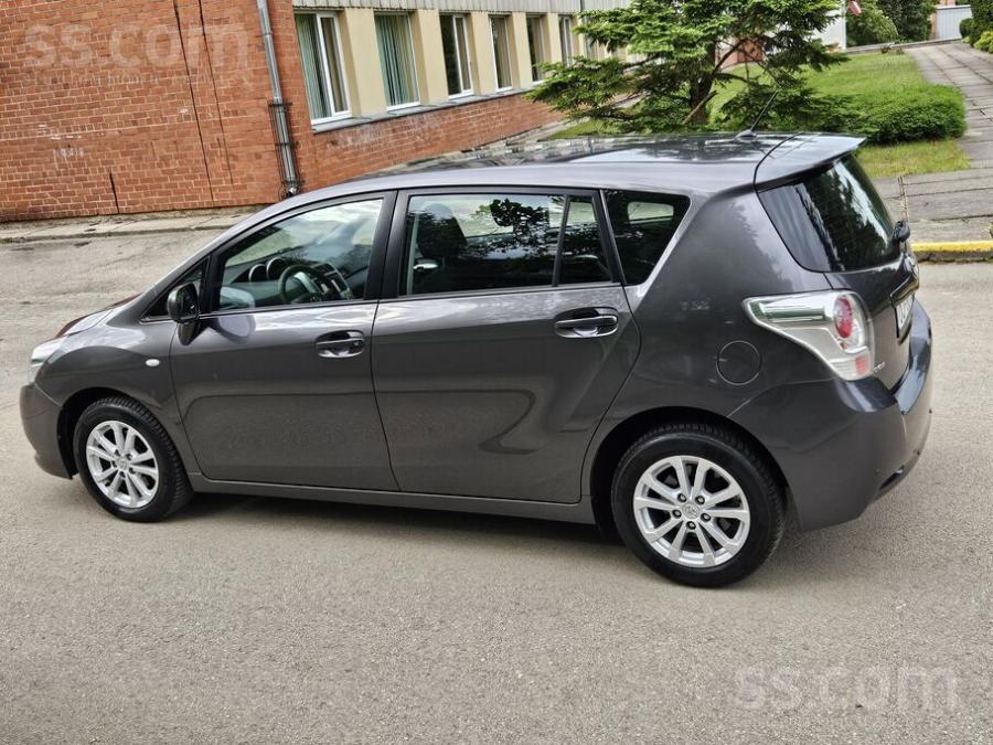 Grey Toyota Verso 2011 in Jekabpils, with an engine capacity of 2.00 L and mileage of 245 thousand km for 5490 €, photo 11 on AUTOMOTO.COM.LV