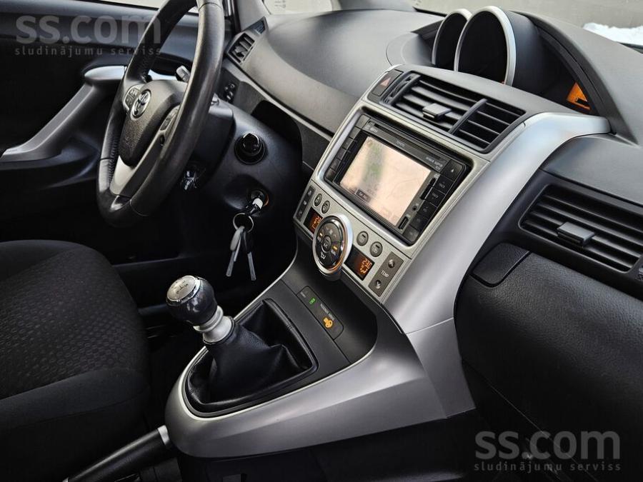 Grey Toyota Verso 2011 in Jekabpils, with an engine capacity of 2.00 L and mileage of 245 thousand km for 5490 €, photo 14 on AUTOMOTO.COM.LV