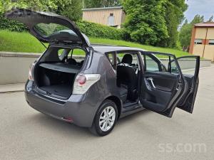 Grey Toyota Verso 2011 in Jekabpils, with an engine capacity of 2.00 L and mileage of 245 thousand km for 5490 €, photo 15 on AUTOMOTO.COM.LV