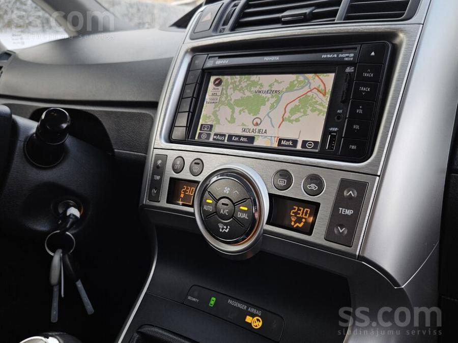 Grey Toyota Verso 2011 in Jekabpils, with an engine capacity of 2.00 L and mileage of 245 thousand km for 5490 €, photo 21 on AUTOMOTO.COM.LV
