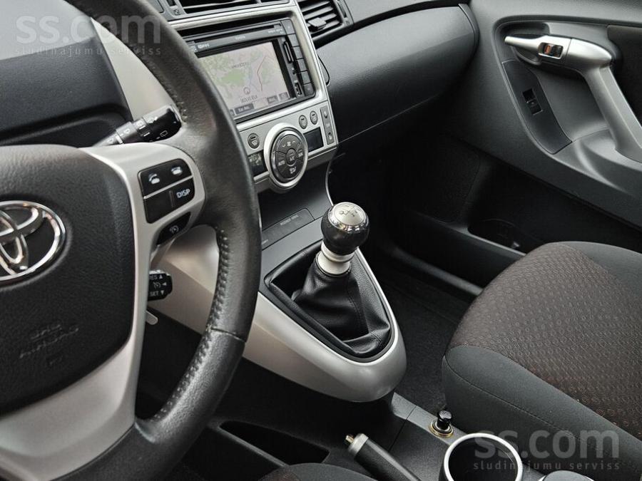 Grey Toyota Verso 2011 in Jekabpils, with an engine capacity of 2.00 L and mileage of 245 thousand km for 5490 €, photo 23 on AUTOMOTO.COM.LV