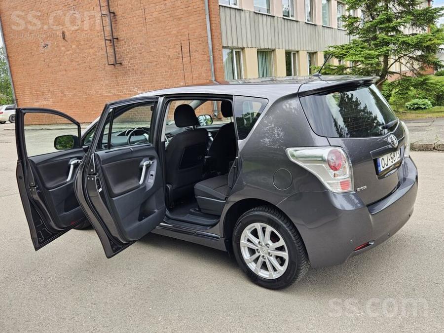 Grey Toyota Verso 2011 in Jekabpils, with an engine capacity of 2.00 L and mileage of 245 thousand km for 5490 €, photo 25 on AUTOMOTO.COM.LV