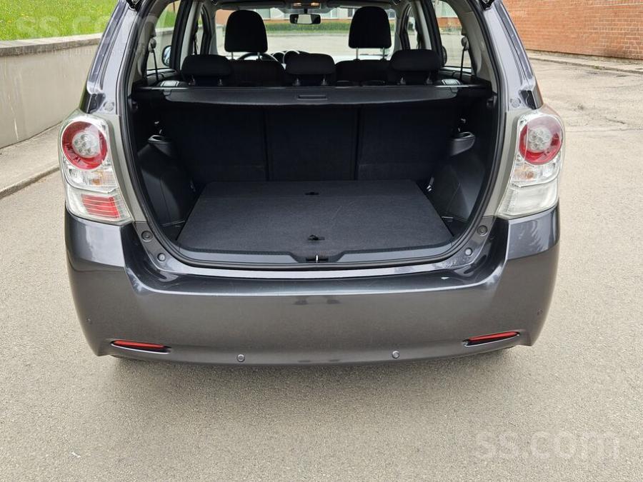 Grey Toyota Verso 2011 in Jekabpils, with an engine capacity of 2.00 L and mileage of 245 thousand km for 5490 €, photo 26 on AUTOMOTO.COM.LV
