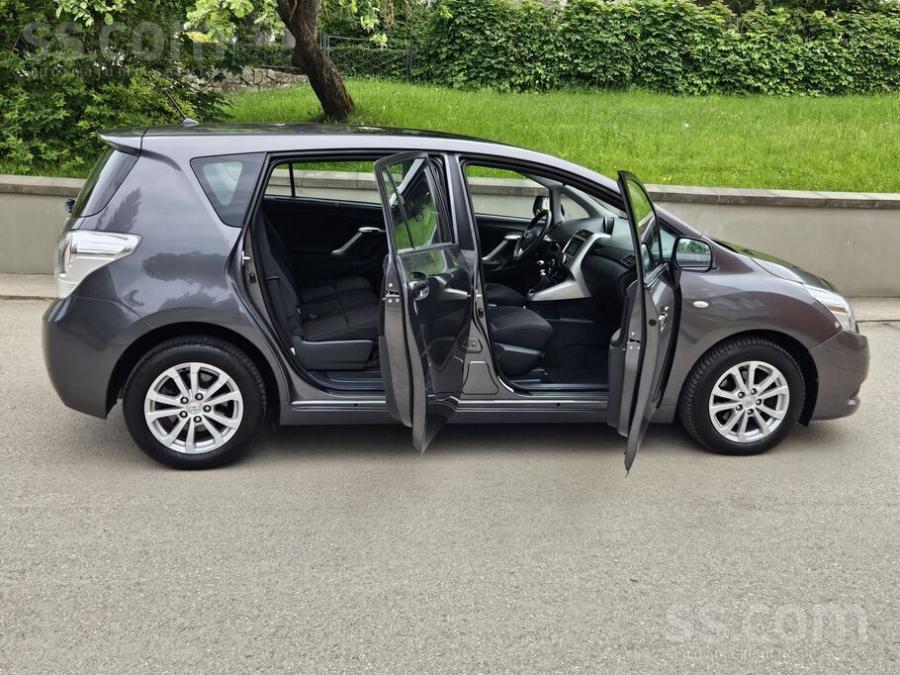 Grey Toyota Verso 2011 in Jekabpils, with an engine capacity of 2.00 L and mileage of 245 thousand km for 5490 €, photo 30 on AUTOMOTO.COM.LV