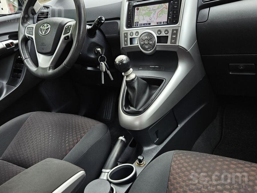 Grey Toyota Verso 2011 in Jekabpils, with an engine capacity of 2.00 L and mileage of 245 thousand km for 5490 €, photo 31 on AUTOMOTO.COM.LV