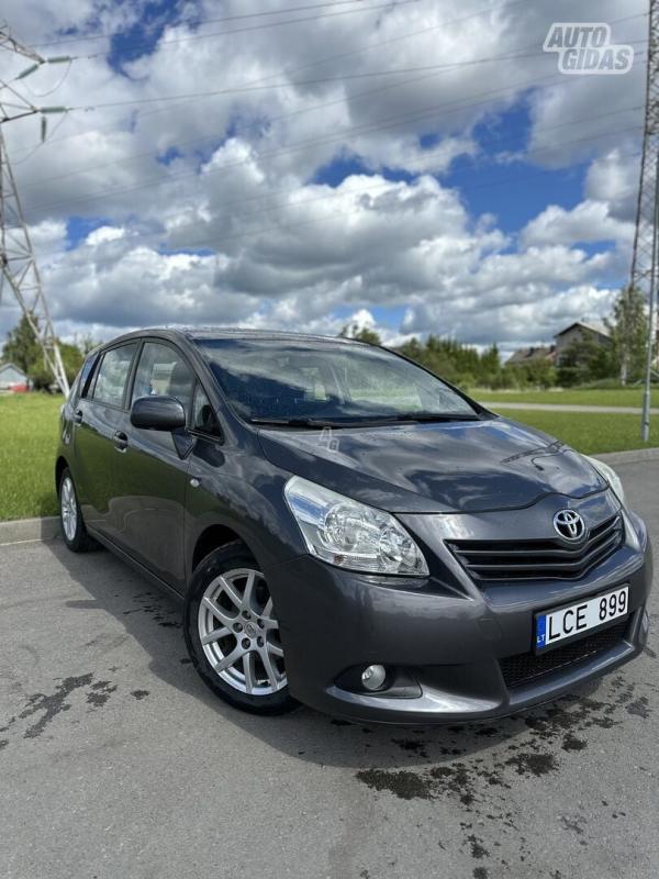 Grey Toyota Verso 2011 in Kaunas, with an engine capacity of 1.60 L and mileage of 302 thousand km for 5600 €, photo 1 on AUTOMOTO.COM.LV