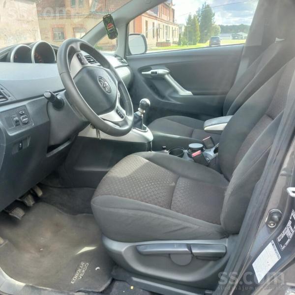 Toyota Verso 2011 Bauska vietnē Pelēks Toyota Verso 2011 Bauska, ar dzinēja tilpumu 2.00 L un nobraukumu 279 tūkst. km par 3500 €, foto 8 vietnē AUTOMOTO.COM.LV