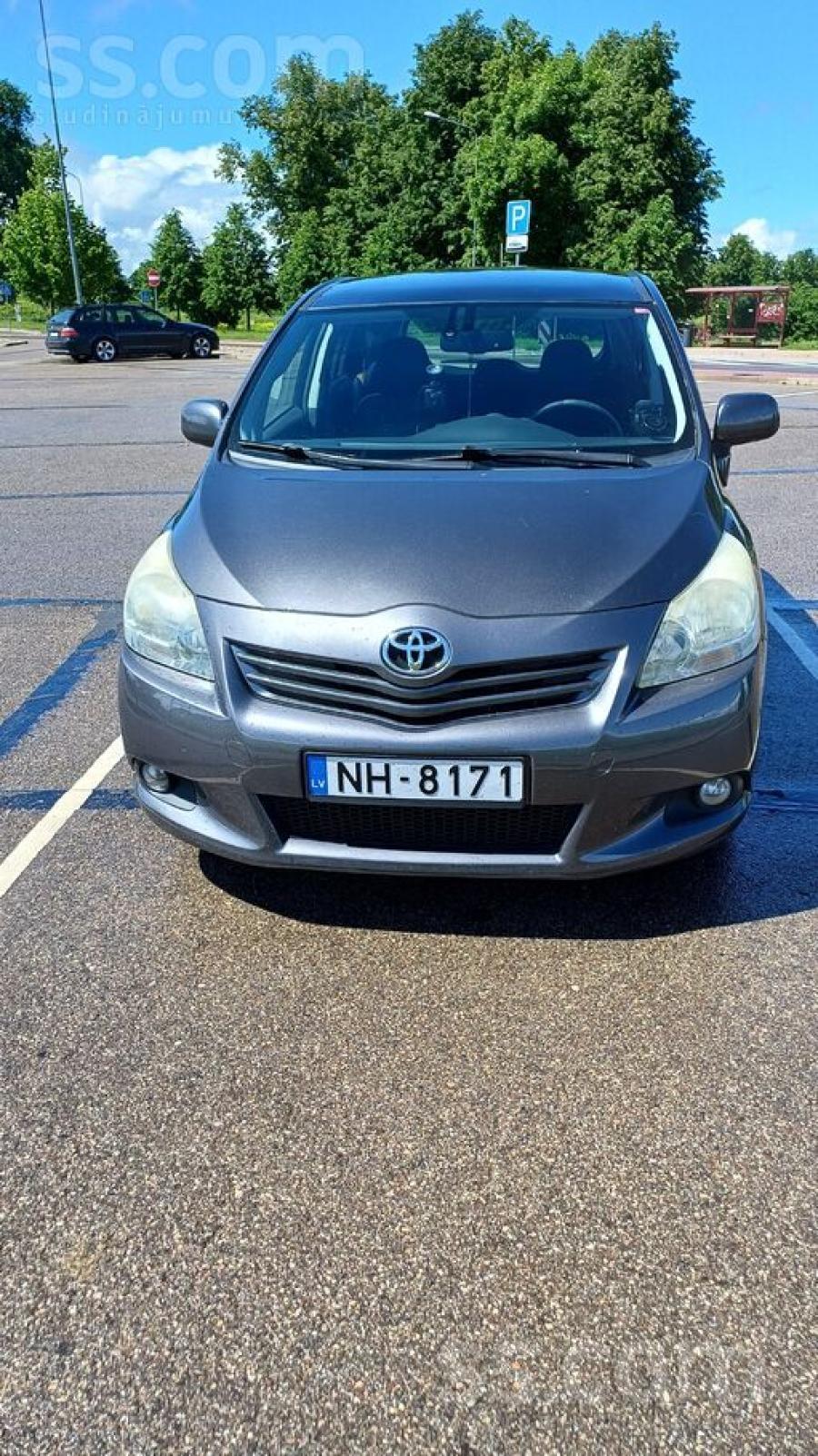 Pelēks Toyota Verso 2011 Daugavpils, ar dzinēja tilpumu 2.00 L un nobraukumu 230 tūkst. km par 5100 €, foto 1 vietnē AUTOMOTO.COM.LV