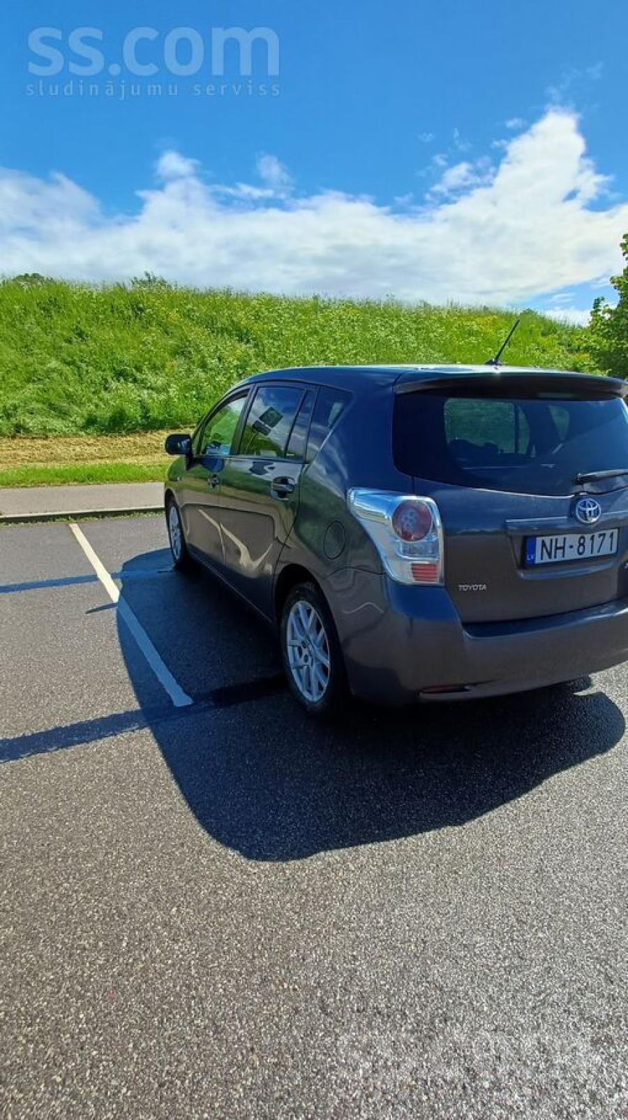 Pelēks Toyota Verso 2011 Daugavpils, ar dzinēja tilpumu 2.00 L un nobraukumu 230 tūkst. km par 5100 €, foto 4 vietnē AUTOMOTO.COM.LV