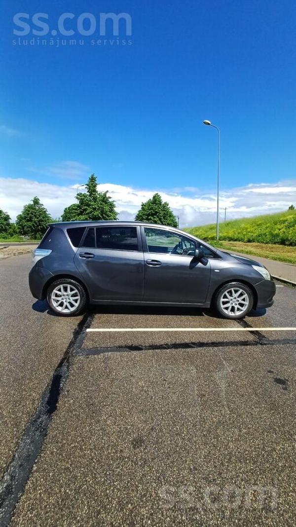 Grey Toyota Verso 2011 in Daugavpils, with an engine capacity of 2.00 L and mileage of 230 thousand km for 5100 €, photo 5 on AUTOMOTO.COM.LV