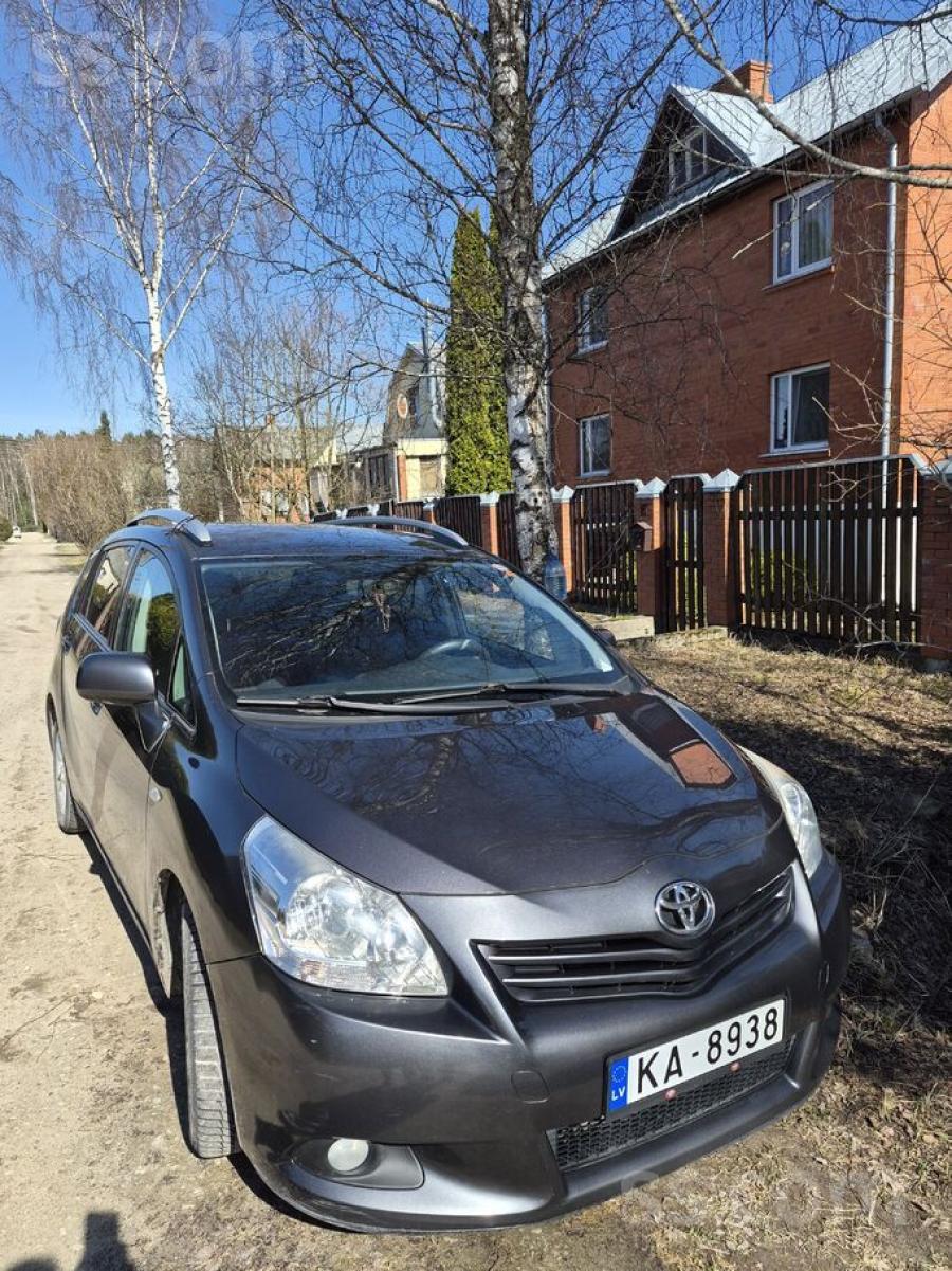 Pelēks Toyota Verso 2011 Rīga, ar dzinēja tilpumu 2.00 L un nobraukumu 275 tūkst. km par 4800 €, foto 1 vietnē AUTOMOTO.COM.LV