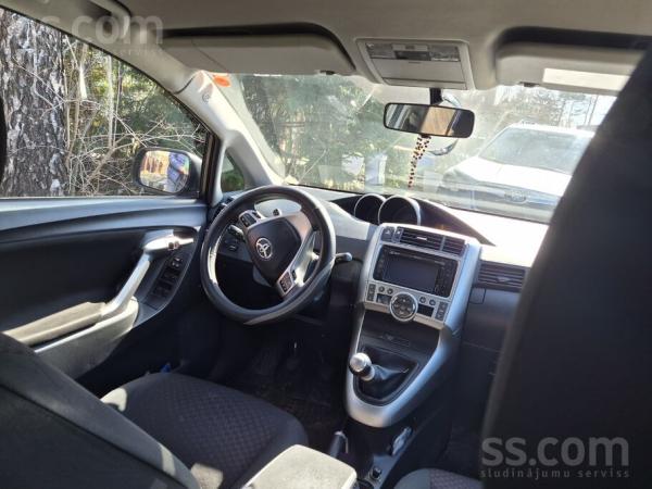 Pelēks Toyota Verso 2011 Rīga, ar dzinēja tilpumu 2.00 L un nobraukumu 275 tūkst. km par 4800 €, foto 3 vietnē AUTOMOTO.COM.LV