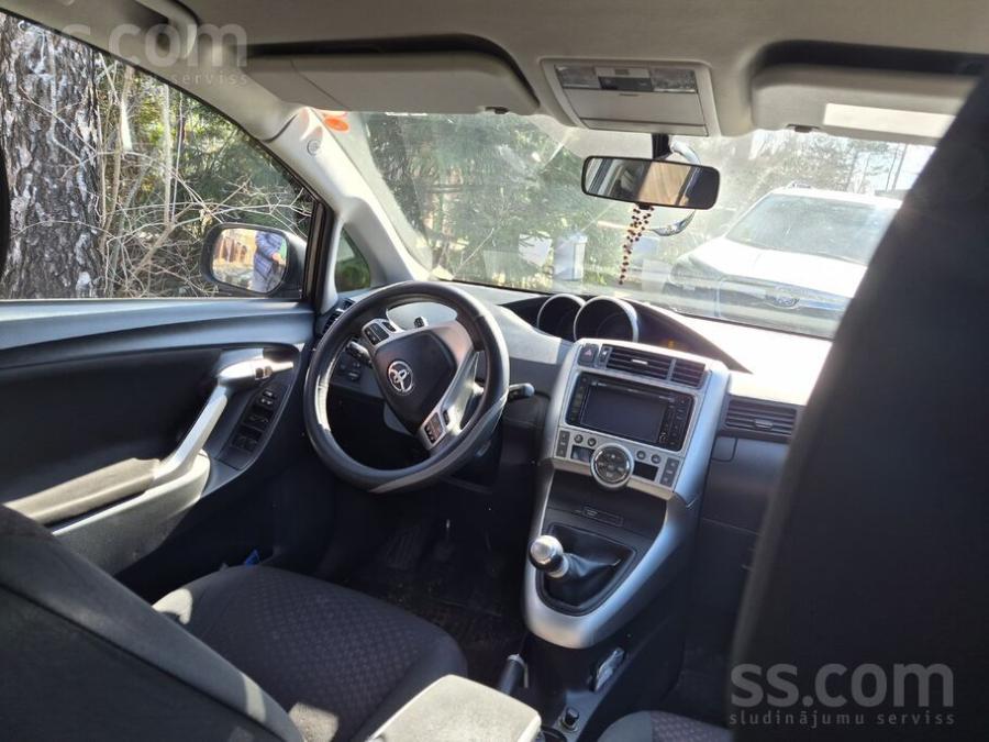 Pelēks Toyota Verso 2011 Rīga, ar dzinēja tilpumu 2.00 L un nobraukumu 275 tūkst. km par 4800 €, foto 4 vietnē AUTOMOTO.COM.LV