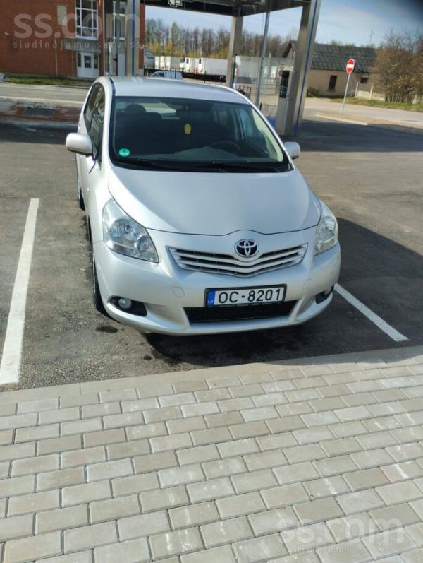 Pelēks Toyota Verso 2011 Daugavpils, ar dzinēja tilpumu 2.00 L un nobraukumu 246 tūkst. km par 4499 €, foto 1 vietnē AUTOMOTO.COM.LV