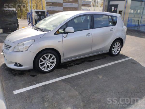 Pelēks Toyota Verso 2011 Daugavpils, ar dzinēja tilpumu 2.00 L un nobraukumu 246 tūkst. km par 4499 €, foto 3 vietnē AUTOMOTO.COM.LV
