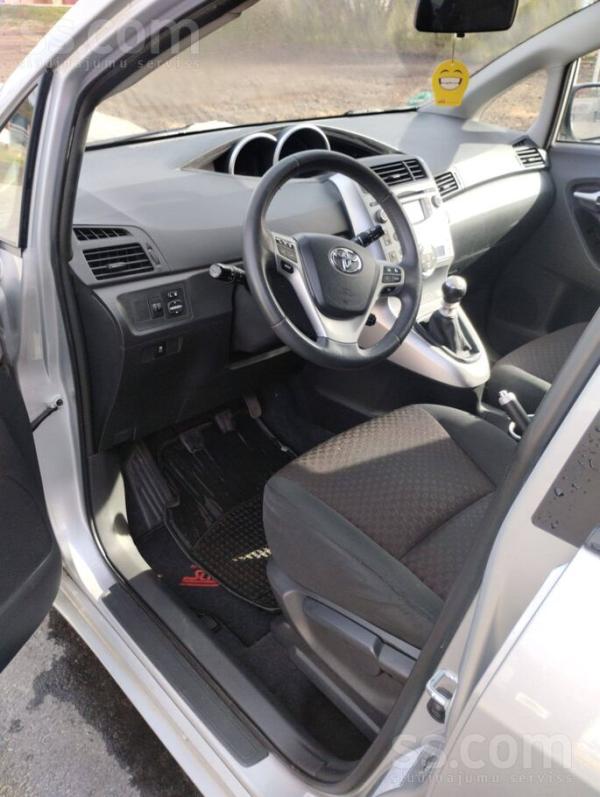 Pelēks Toyota Verso 2011 Daugavpils, ar dzinēja tilpumu 2.00 L un nobraukumu 246 tūkst. km par 4499 €, foto 7 vietnē AUTOMOTO.COM.LV